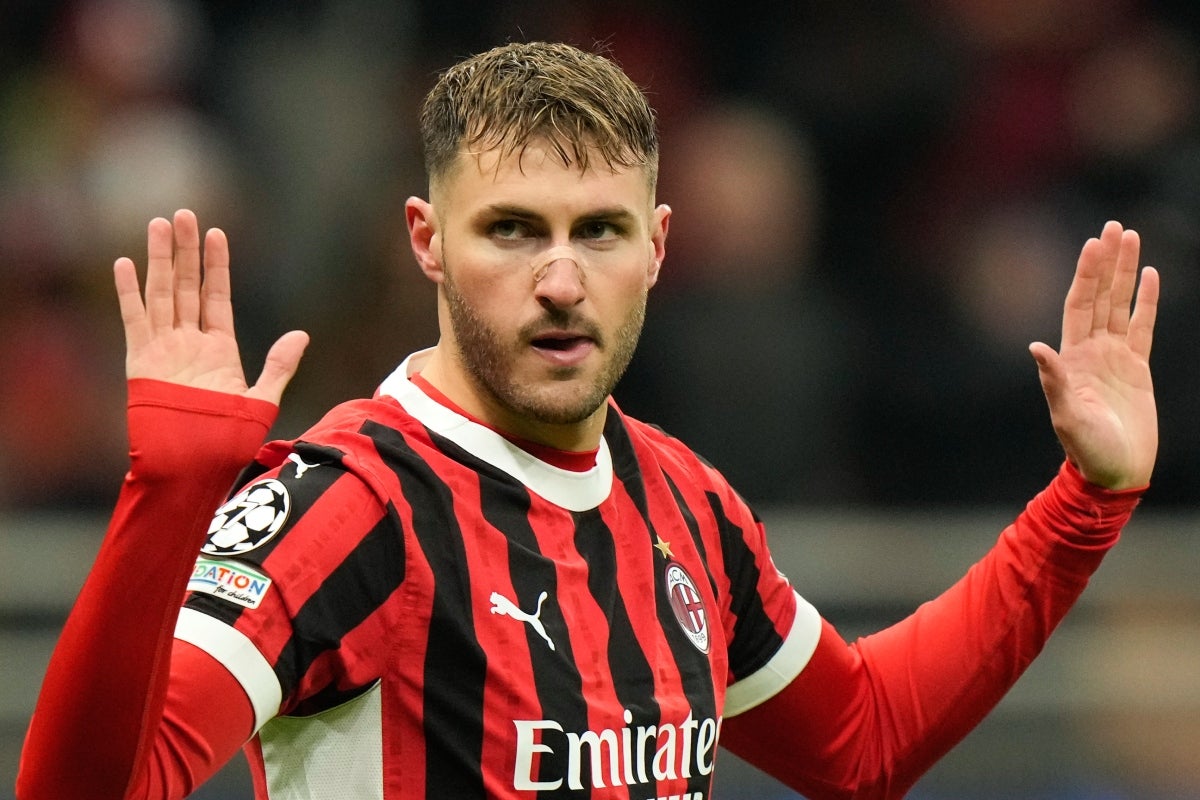 Afición del AC Milan 'castiga' a Santiago Giménez con nuevo apodo